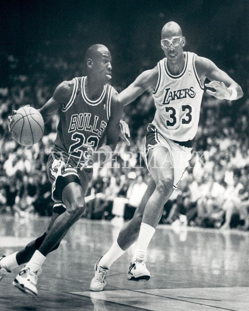 Michael Jordan Mj Vs Kareem Abdul Jabbar 8x10 Photo Lakers Bulls